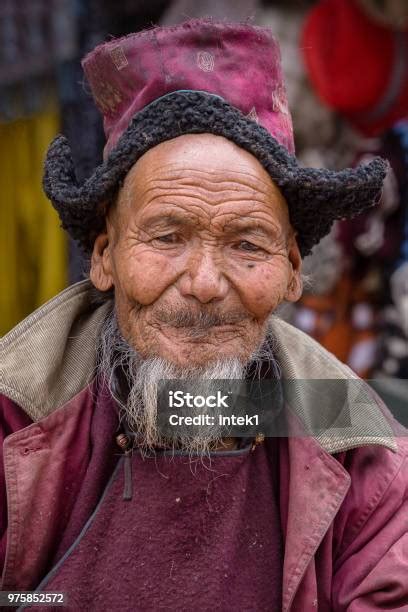 세로 티벳 어 옛 사람이 길거리에서 Leh Ladakh 북쪽 인도에서 노인 남자에 대한 스톡 사진 및 기타 이미지 노인 남자