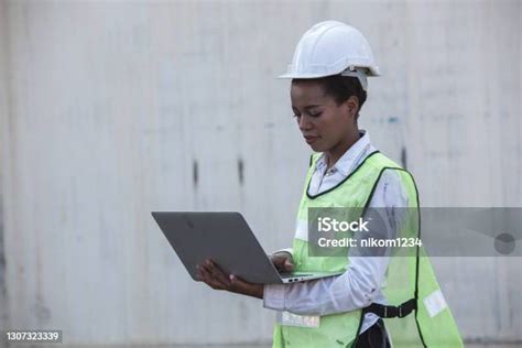 작업자는 수입 수출을 위해 컴퓨터에서 화물화물 선에서 컨테이너 상자를 확인합니다 화물 컨테이너 선박 개념 수입 수출 운송 산업의 컨테이너 선적 물류 엔지니어링 25 29세에