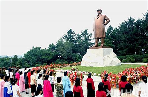 北 건국 63주년 김일성 동상 경배하는 주민
