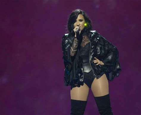 Demi adlı kullanıcının Demi Lovato panosundaki Pin