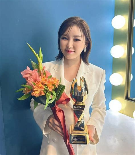 Scin스타 한복 수트로 뽐낸 우아한 매력송가인 트롯 여왕의 품격