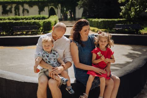 Sesjawparkubrochówwrocławrodzinazdjęciafontannarodzeństwo