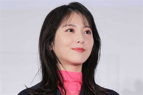 浜辺美波、映画で共演の大物俳優と偶然頭が双子に ファンも驚き「似てる」「本当だ！」 Encount
