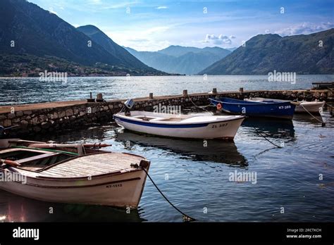 La Baie De Kotor Au Monténégro Mène à Lancien Port Méditerranéen De