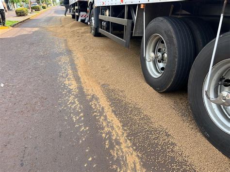 Carreta enrosca em caminhão e carga de ração se espalha na avenida