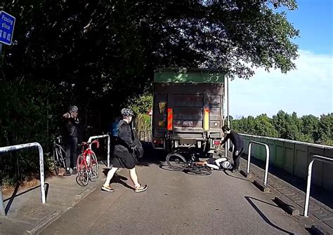 車cam直擊│元朗南生圍路單車撞貨車 車手倒地受傷 星島日報
