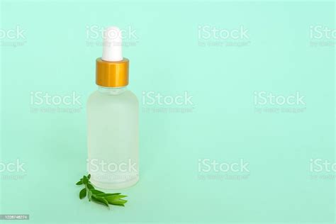 유리 코스메틱 병 오일 청록색 배경에 작은 흰색 꽃을 가진 여성을위한 제품 컨테이너 화장품 항아리 텍스트의 장소 0명에 대한