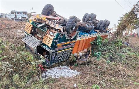 Van Illegally Ferrying Cattle Overturns In Aps Vizianagaram 26
