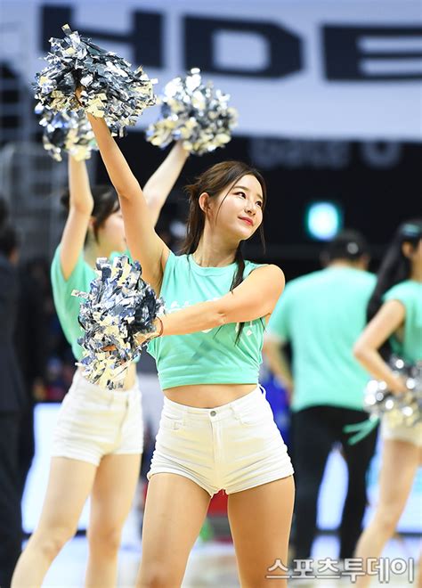 `경기장의 꽃` 치어리더 열전 St포토 치어리더 김진아 `시원시원한 공연` Zum 뉴스
