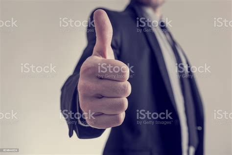 톤의 기호 당신을 향해 엄지손가락을 보여주는 사업가의 이미지 개념 기호에 대한 스톡 사진 및 기타 이미지 개념 기호 기업