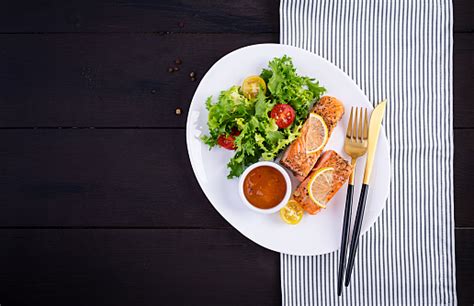 신선한 야채 샐러드와 구운 연어 필레 건강한 음식 케토 제닉 팔레오 다이어트 맨 위 보기 복사 공간 건강한 생활방식에 대한 스톡