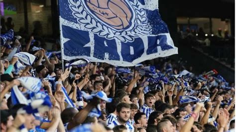 Torcedor Morre Em Estádio Durante Partida De Futebol