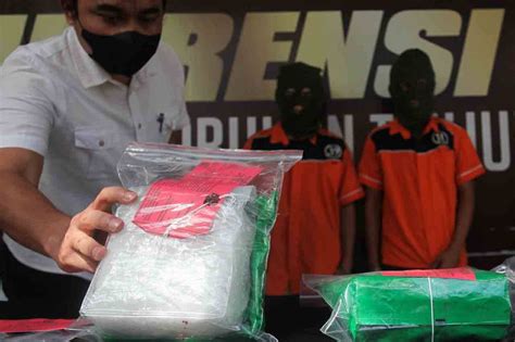 FOTO Polres Pelabuhan Tanjung Perak Gagalkan Peredaran 3 Kilogram Sabu