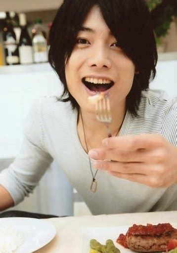 駿河屋 兼崎健太郎 上半身衣装白黒ボーダーネックレス左手フォーク前屈み口開き 生写真男性生写真