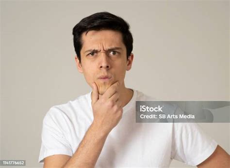 깜짝 놀란 얼굴로 잘생긴 백인 젊은 남자의 초상화를 닫습니다 넓은 눈과 입에 깜짝 놀라게 보이는 매력적인 남성 인간의 얼굴