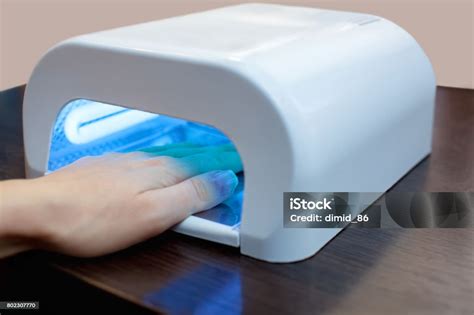 전문 자외선 손톱 매니큐어 램프 포탄 젤 여자의 손으로 연마 건조 붙임 머리에 대한 스톡 사진 및 기타 이미지 붙임 머리 인조 손톱 젤네일 폴리쉬 Istock