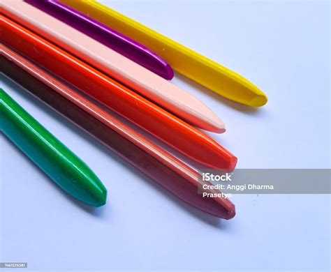 여러 가지 빛깔의 크레용과 파스텔은 복사 공간이 있는 흰색 배경에 고립된 혼돈 속에 누워 있습니다 0명에 대한 스톡 사진 및