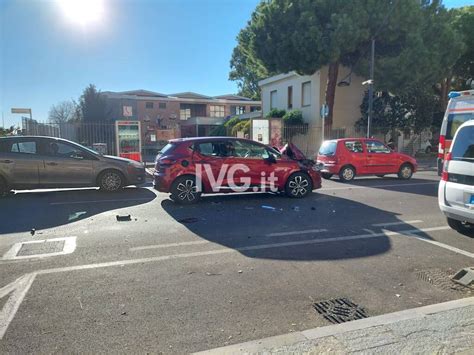 Savona Scontro Tra Auto E Furgone In Corso Vittorio Veneto Un Ferito