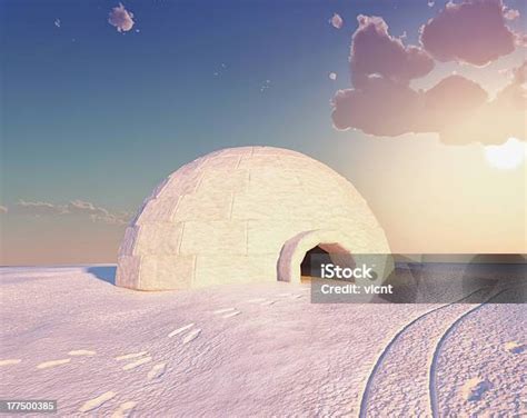 Igloo Di Bawah Sinar Matahari Dengan Jejak Kaki Di Salju Foto Stok Unduh Gambar Sekarang Istock