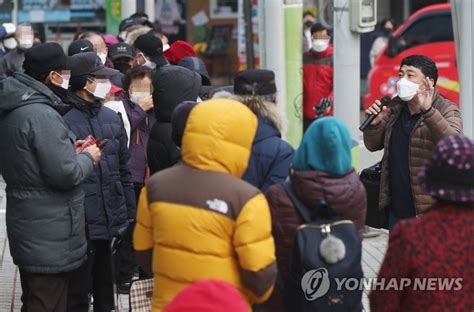 마스크 판매 번호표 안내하는 남동농협 관계자 연합뉴스