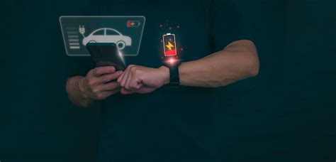 환경 보전 개념 지속 가능한 환경 개발 사업가는 자신이 착용 한 장치의 자동차에서 알림을받습니다 전기 열차를 충전 전력으로 가져오기 위해 개발에 대한 스톡 사진 및 기타