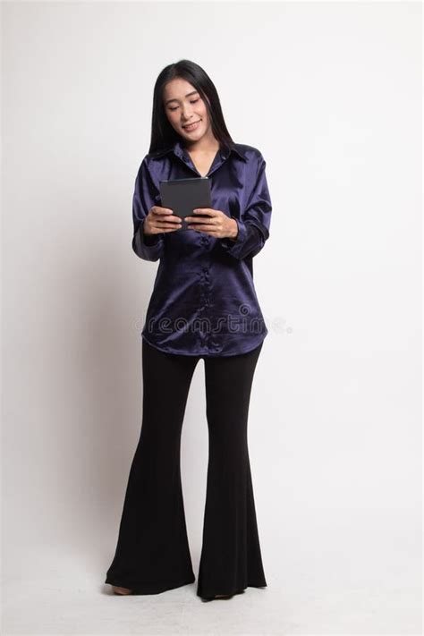 Mulher Asi Tica Nova Com Uma Tabuleta Do Computador Foto De Stock Imagem De Moderno Adulto