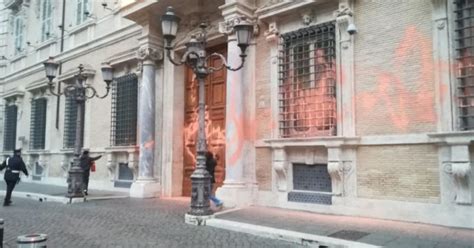 Ultima Generazione Blitz Con La Vernice Al Senato Tornano Liberi I Attivisti Convalidati