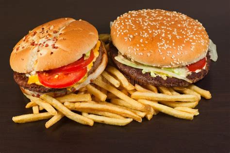 Hamburger E Batatas Fritas Grandes Ajustados Do Fast Food Imagem De