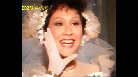 1983年周潤發餘安安婚禮現場，圍觀羣衆人山人海好熱鬧 Youtube