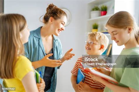 학교에서 행복한 아이들과 선생님 교실에 대한 스톡 사진 및 기타 이미지 교실 학습 교습 Istock