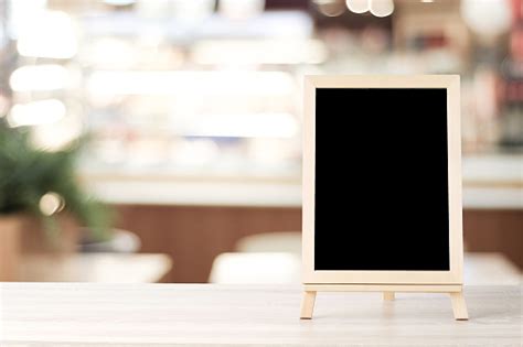 최대 빈 칠판 나무 테이블에 서 흐림 Bokeh 배경 텍스트 공간 카페 모의 음식과 제품 표시 몽타주 검은색에 대한 스톡 사진 및 기타 이미지 Istock