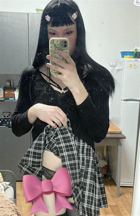 Hi My Name Is Chloe Im A Novice Fansly Model Rfemboyfacesitting