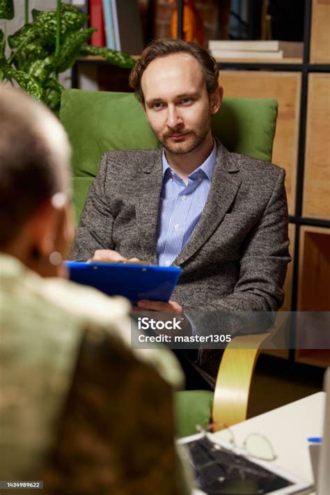 두 사람 군복을 입은 군인과 사무실 실내의 치료 세션에서 심리학자 도움말 지원 Ptsd 건강 및 조화 개념 정신과 전문의에 대한