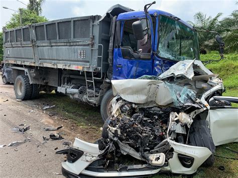 Dua Wanita Maut Myvi Dirempuh Lori