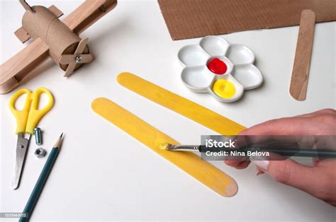 비행기를 만드는 방법 손으로 만든 장난감 화장지 롤과 아이스캔디 스틱에서 폐기물이 없습니다 어린이와 부모를위한 10 단계 두 날개를 페인트 아이에 대한 스톡 사진 및 기타