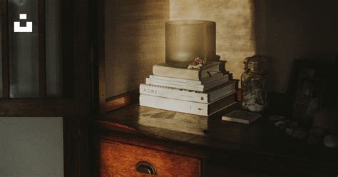 그 위에 여러 권의 책이 있는 책장 사진 Unsplash의 무료 가구 이미지