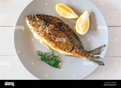 Gegrillte Dorado Fisch Mit Zitrone Auf Platte Stockfotografie Alamy