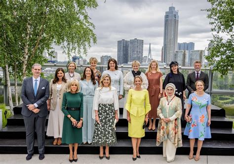 Čista Desetka Za Videz Brigitte Macron Blestela V čudoviti Zeleni