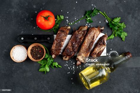 텍스트 복사 공간이있는 돌 배경에 향신료가있는 고기 칼 위에 구운 돼지 갈비 고기에 대한 스톡 사진 및 기타 이미지 고기 굽기 돼지고기 Istock