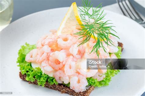 진한 빵 양상추 계란 마요네즈 새우 딜 레몬 수평 을 곁들인 전통 풍미 있는 스웨덴 샌드위치 0명에 대한 스톡 사진 및 기타