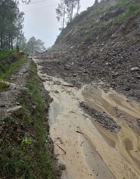 बारिश ने मचाई तबाही नन्दप्रयाग के पास आया मलबा बदरीनाथ हाईवे बंद