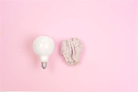 굉장해요 아이디어예요 컨셉입니다 구겨진 색상화 종이 및 전구 0명에 대한 스톡 사진 및 기타 이미지 0명 구겨진 노랑 Istock
