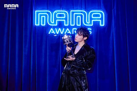Btsofficial On Twitter 4개의 대상을 석권한 아티스트에게 주어지는 Mama 플래티넘 상을 수상하게