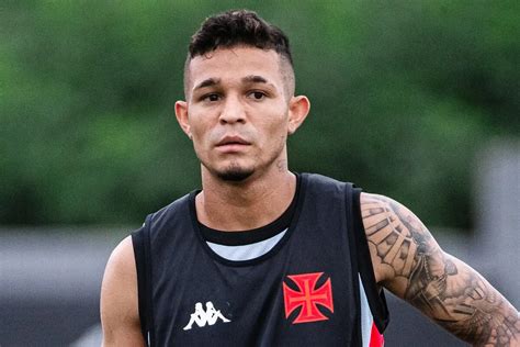 Adson Sofre Nova Lesão E Amplia Lista De Baixas No Vasco