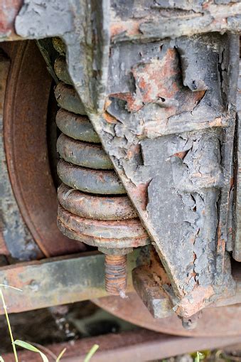 기관차와 수레의 오래 된 현 탁 액입니다 바퀴 현 탁 액 오래 된 열차에 사용입니다 봄의 계절입니다 강철에 대한 스톡 사진 및 기타 이미지 Istock