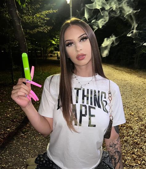 Putem Să Ne Oprim Să Considerăm Această Ființă Cool și Nu O Terminată Care Se Crede Cool Că Dă