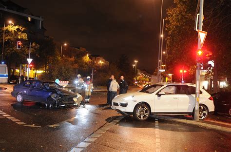Hyundai Und Porsche Krachen An Kreuzung Zusammen Bz Die Stimme