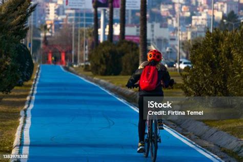 자전거 길에서 자전거를 타는 소녀 이즈미르에서 에디토리얼 샷 거리에 대한 스톡 사진 및 기타 이미지 거리 건강한 생활방식 걷기 Istock