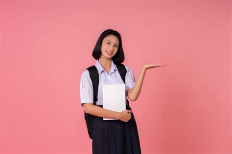 아시아 여학생 발표자 세계 교육 핸드메이드 프레젠테이션 가방 및 교과서 유명 학교와 과외 기관에서 공부 분홍색 배경 스튜디오에서