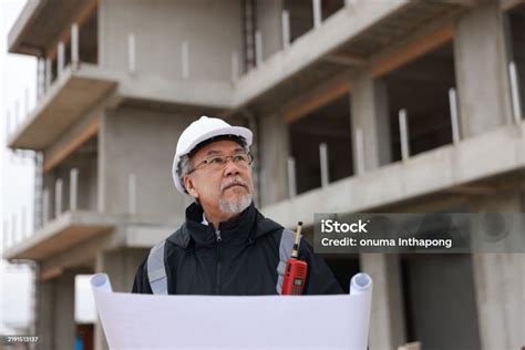 검은색 안전 조끼를 입은 선임 엔지니어가 건물 건설 현장 인프라 투자에서 도면과 디지털 태블릿을 들고 있습니다 개발에 대한 스톡 사진 및 기타 이미지 Istock